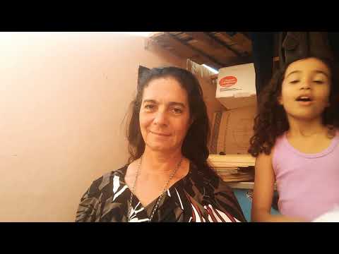 Vó brincando de salão de beleza com a neta.