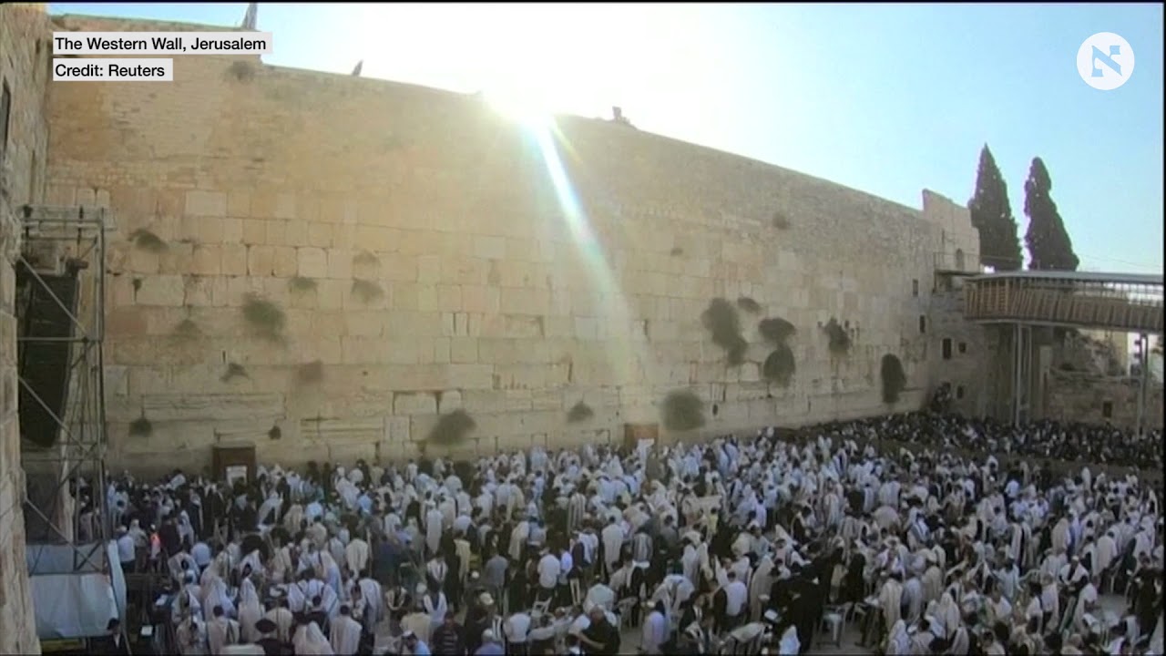 Thousands attend Jewish mass prayer at Jerusalem's Western Wall - YouTube