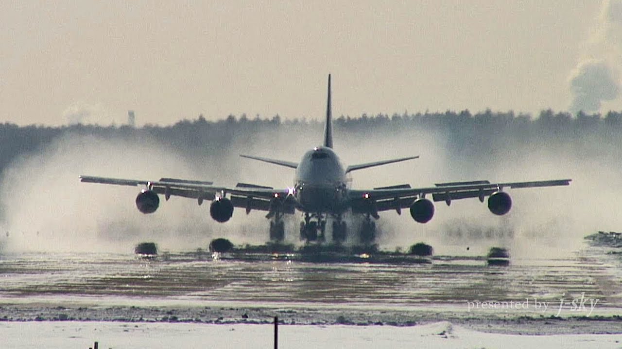 [reverse thrust] ANA 747 Memorial #010 : 747-481D [JA8960] at CTS/RJCC ...