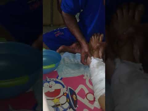 Uwa lagi di urut di abah abar