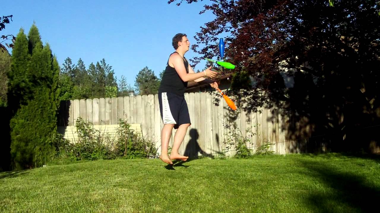 Slackline juggling - YouTube