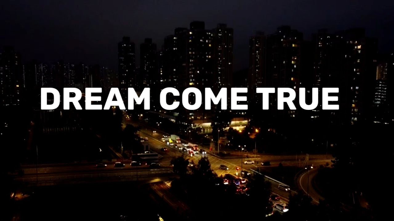 Paglubog ng araw at nakakamanghang ilaw ng mga buildings kalsada sa ...