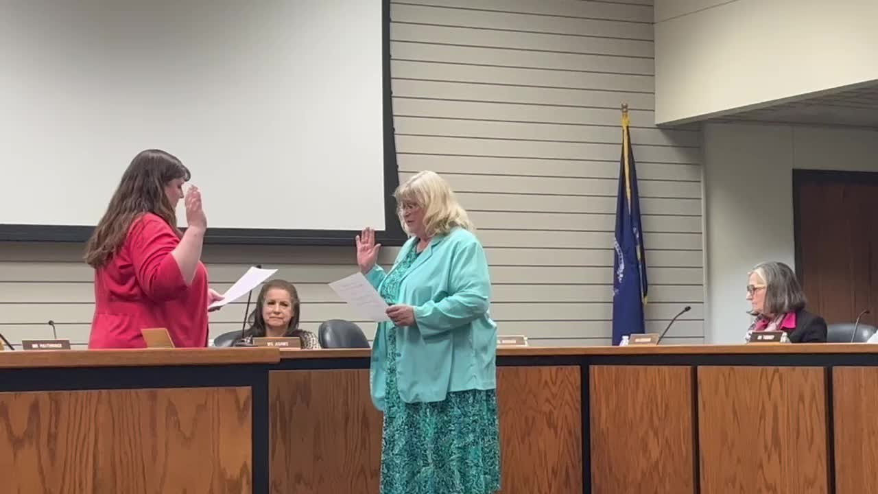 Mary Modder swearing in to KUSD School Board - YouTube