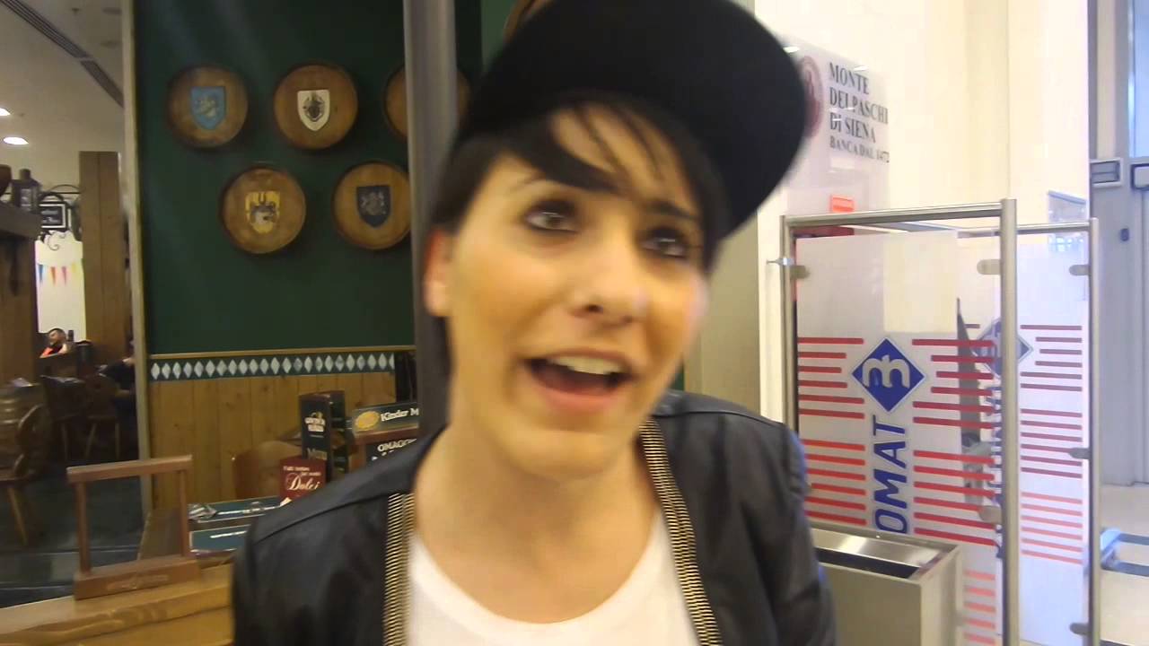 Elisa firma le copie del suo nuovo album: in centinaia in fila a Roma ...