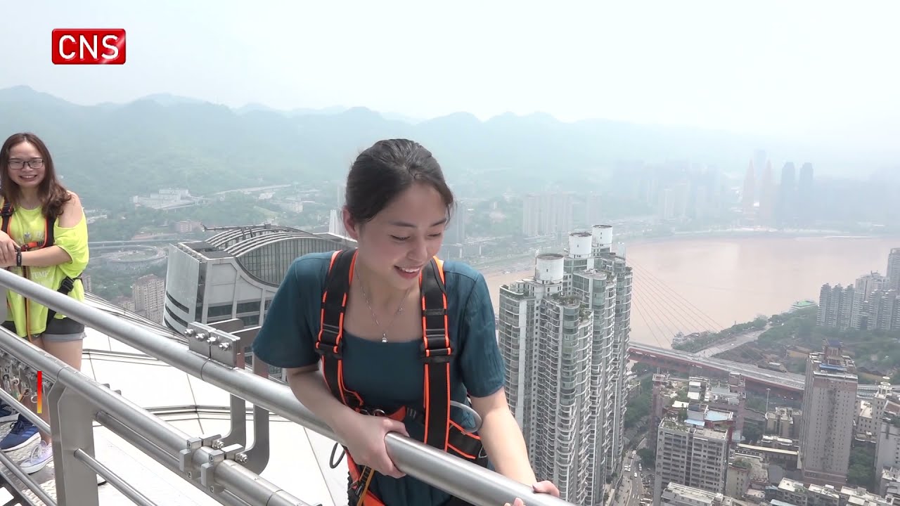 Visitors experience 250-meter-high skywalk in Chongqing - YouTube