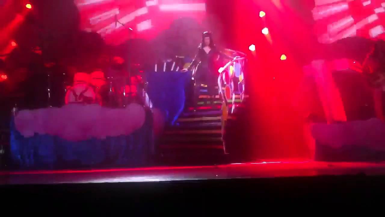 Katy Perry-Circle The Drain(Live In Cardiff) - YouTube