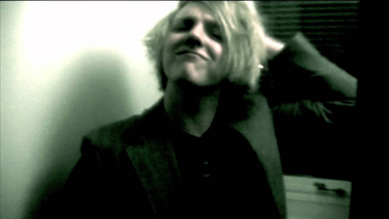 En Läskig Flicka Trailer - YouTube