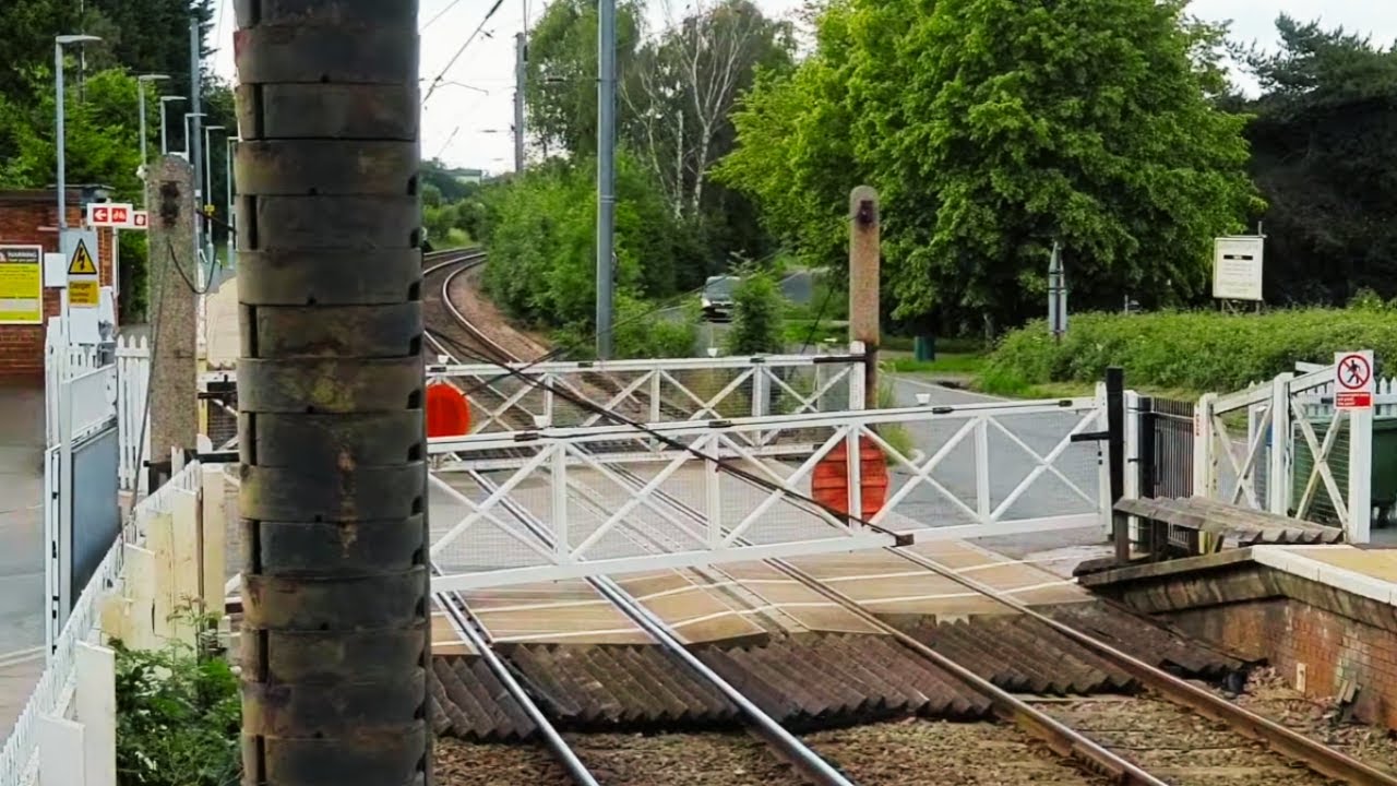 Elsenham Level Crossing, Essex - YouTube