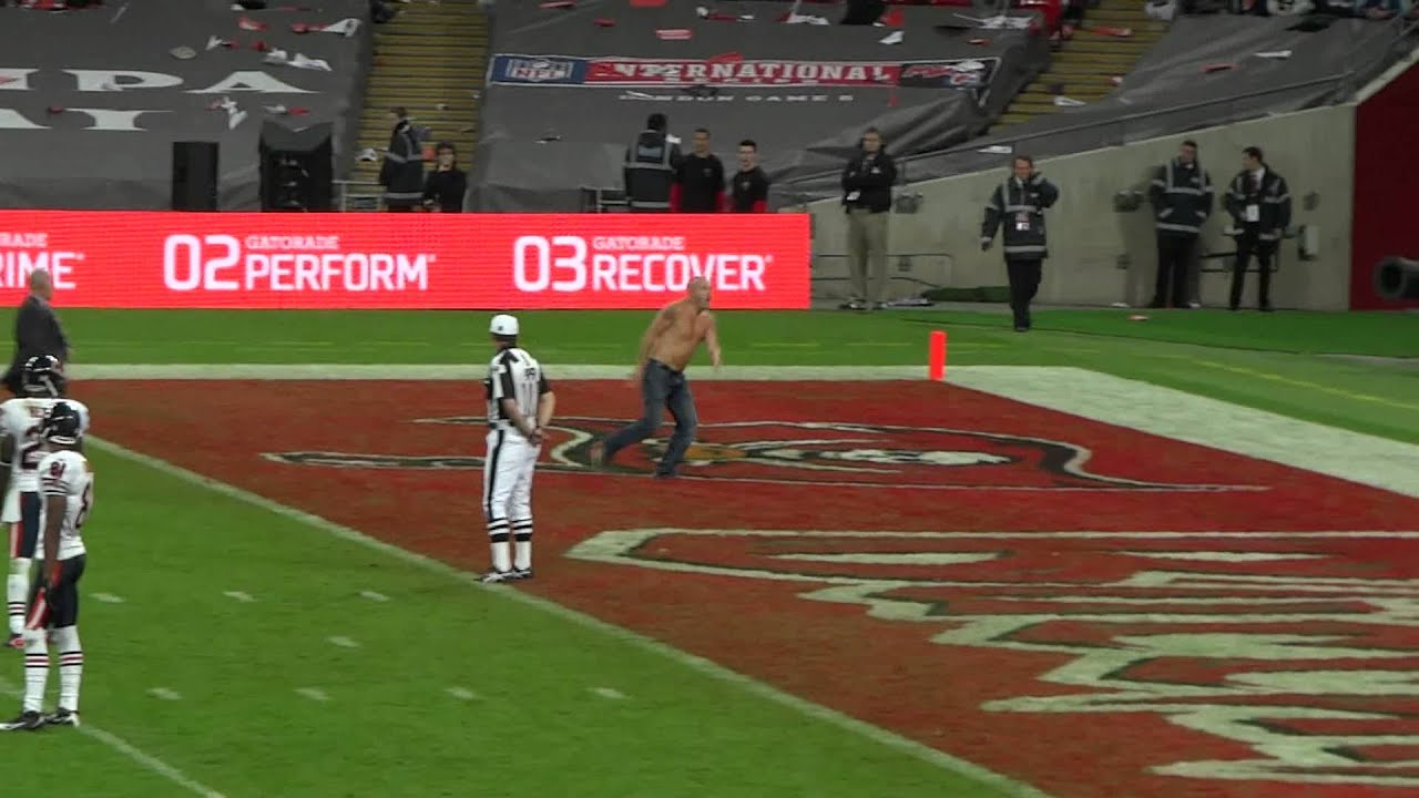 80 Yard Running Play by Streaker at Wembley 2011 - YouTube