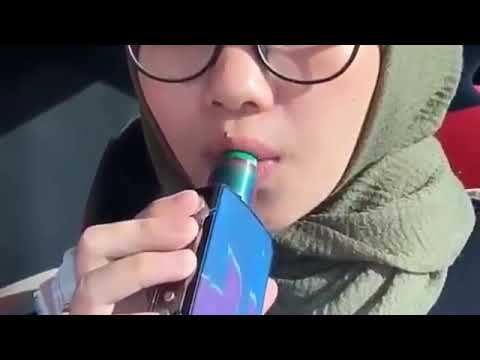 Cewek cantik main asap vape