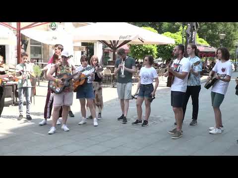 Orkestar Balsika tradicionalnim sviranjem u centru Tuzle obilježio Svjetski dan muzike