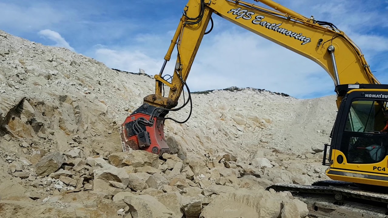 Maxbrio Vibro Ripper brought to you by Robur Attachments hard at work ...