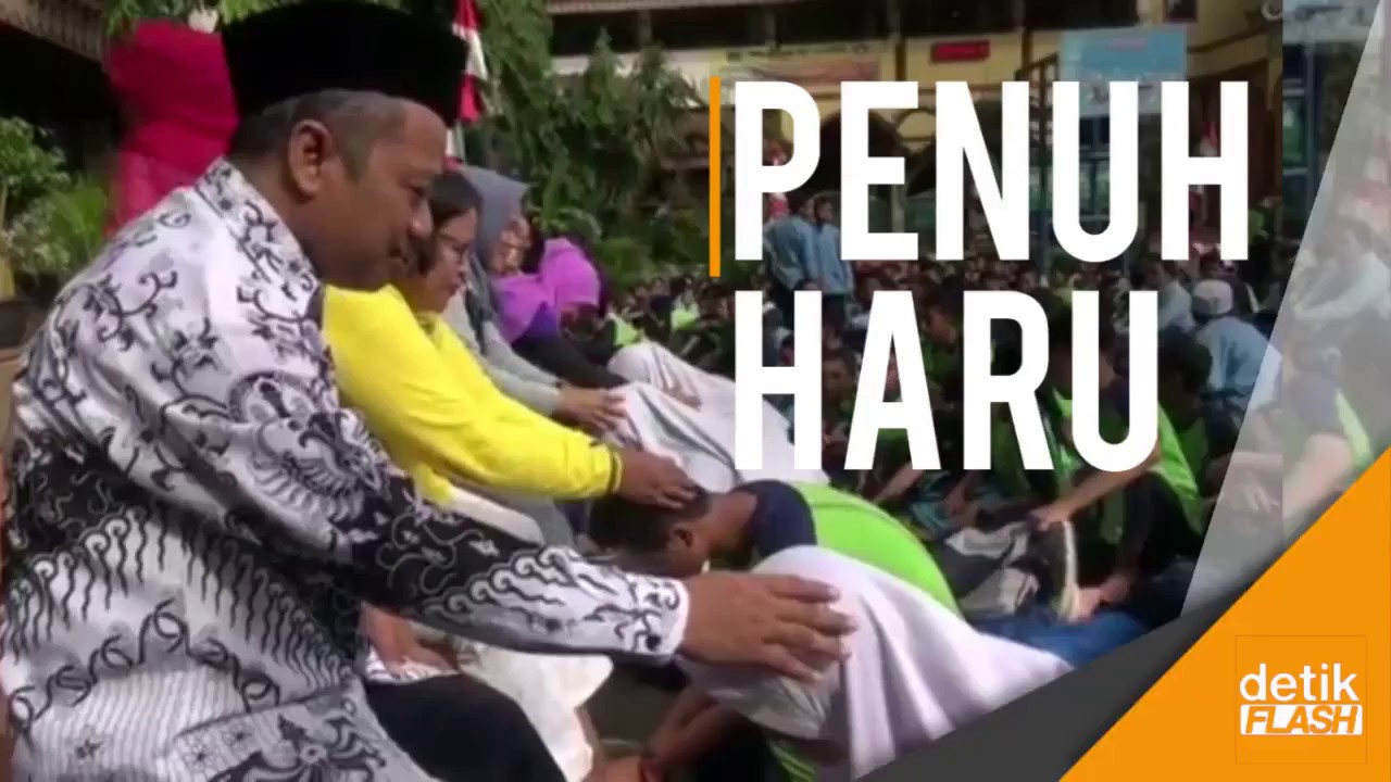 Penuh Haru Peringati Hari Guru, Siswa SMPN 209 Sungkem dan Basuh Kaki ...