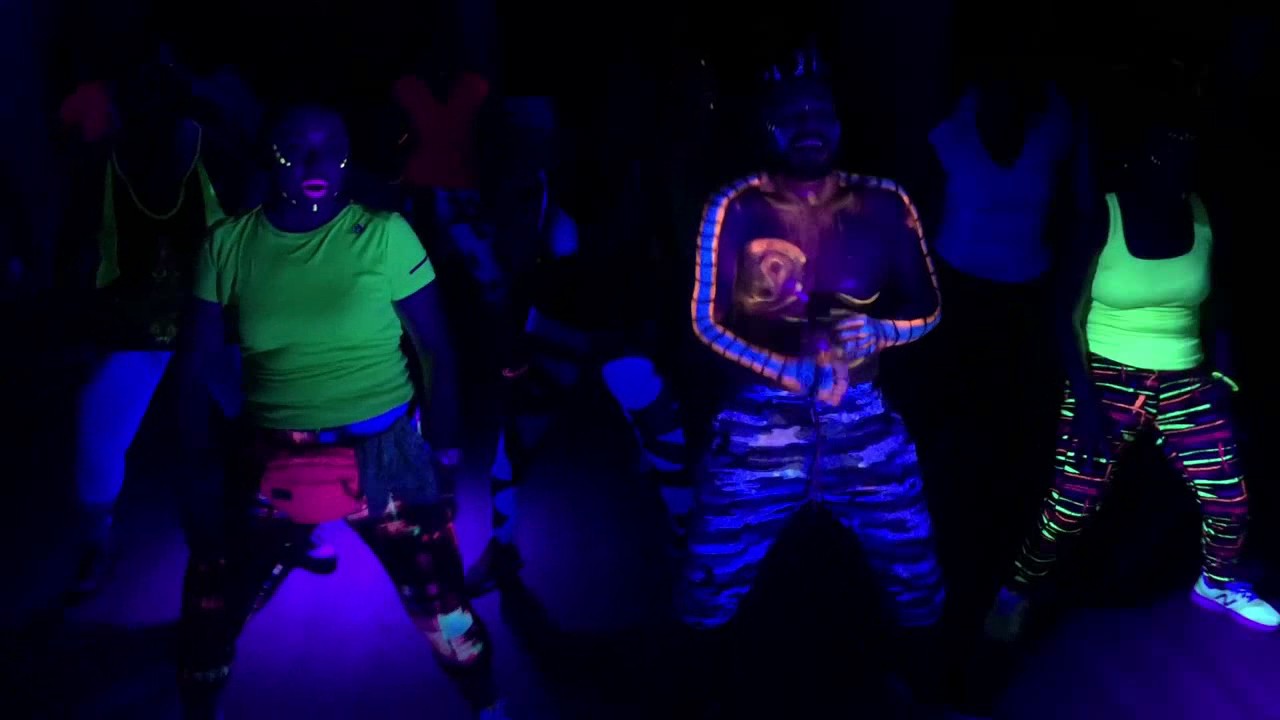 SUPER CLASES ZUMBA NEON SPORTICA - YouTube