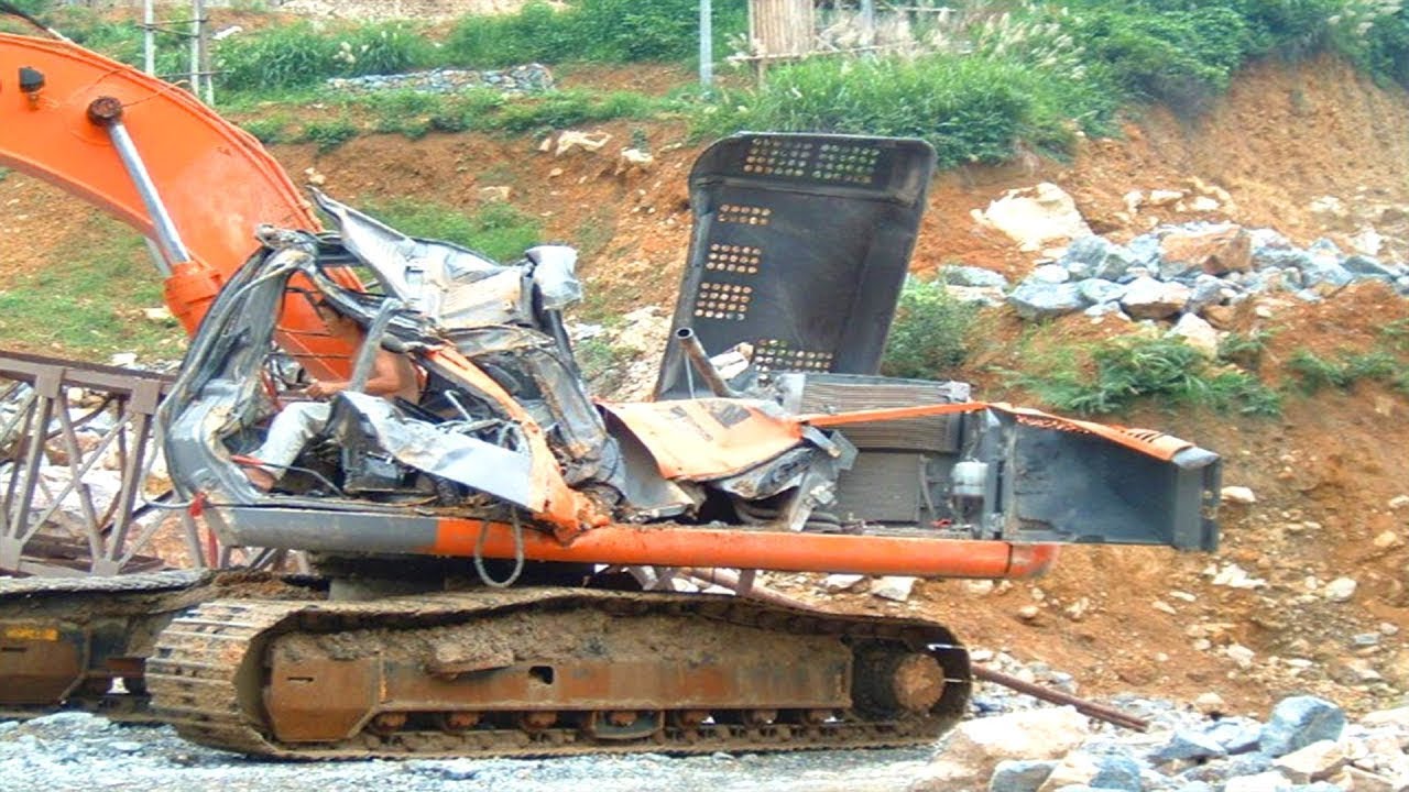 Dangerous Biggest Excavator Operator Skills - Tips Over and Falls off ...