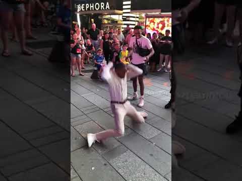 New York'ta Times Meydanında Viyolin Eşliğinde Amerikan Sokak Dansı