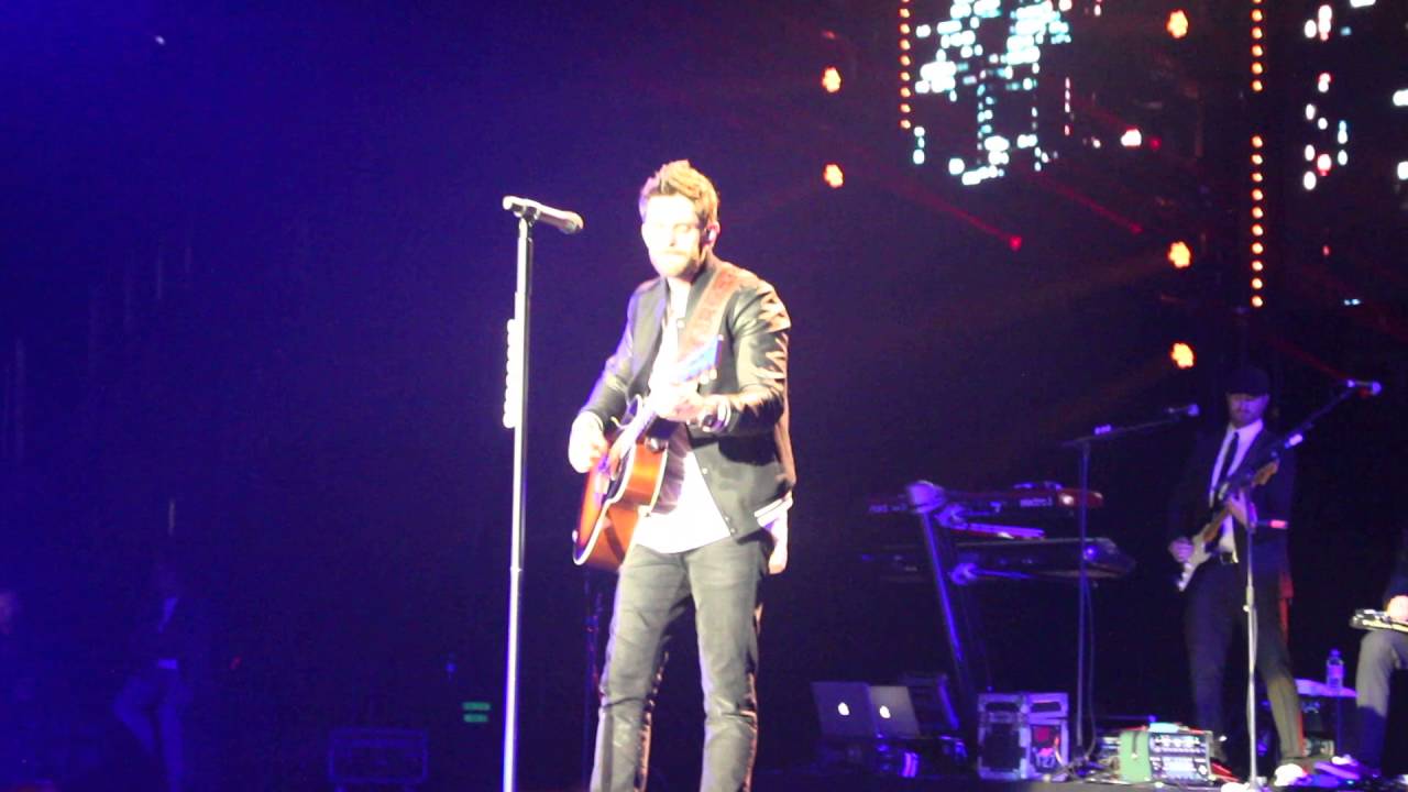 Thomas Rhett singing "Die a Happy Man" - Live at the O2, London - YouTube