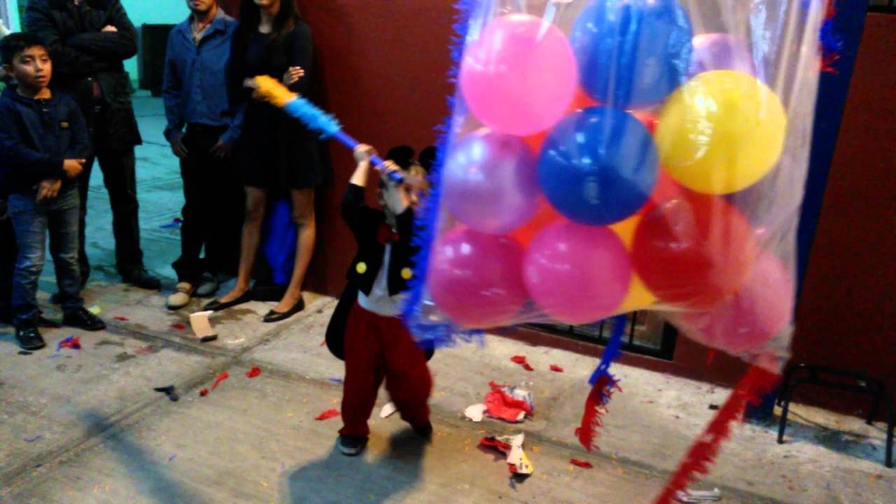 Quebrando la piñata - YouTube