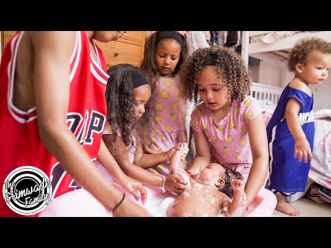 5 SIBLINGS BATH NEW BORN || NO HELP FROM MUM AND DAD