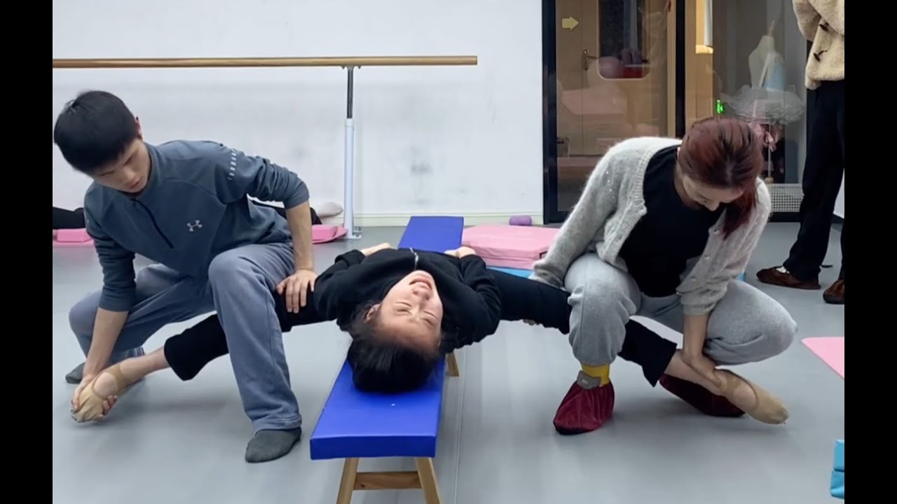 Chinese dance skills enhancement course. Flexibility training.(65 ...
