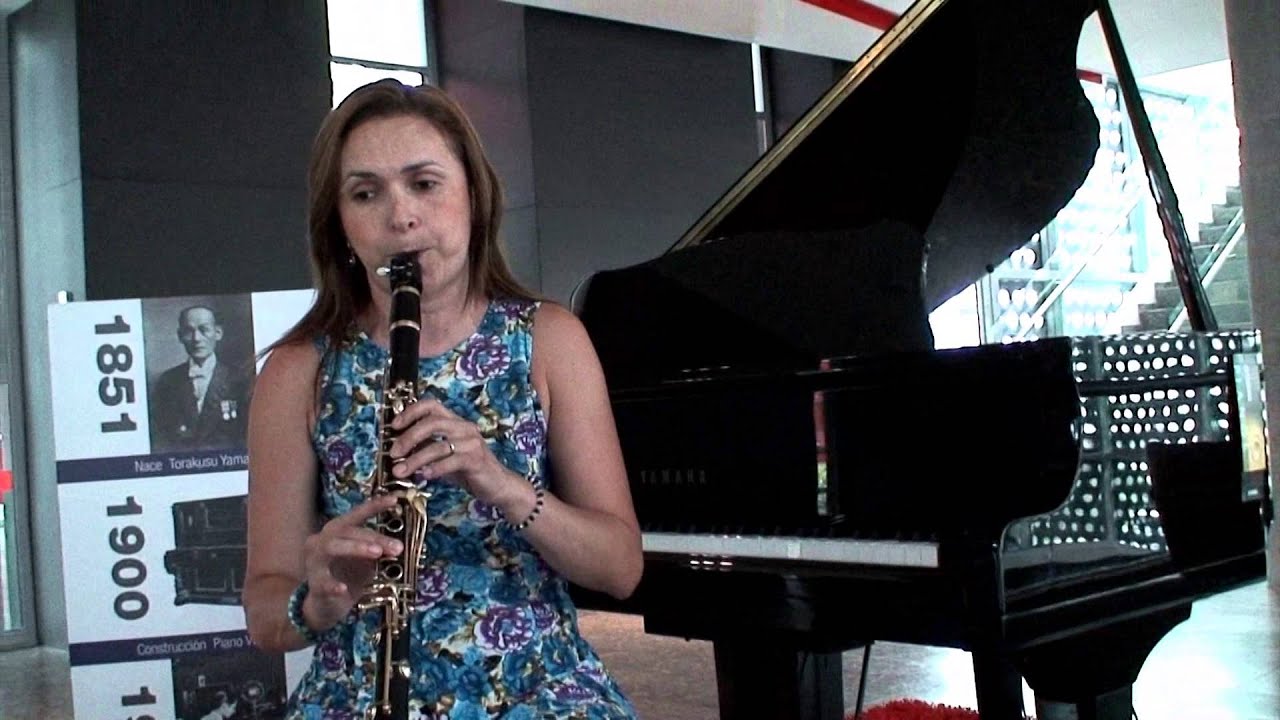 Maestra Sandra Sachez Cuervo en Clarinete Yamaha YCLCSGIIIH - YouTube