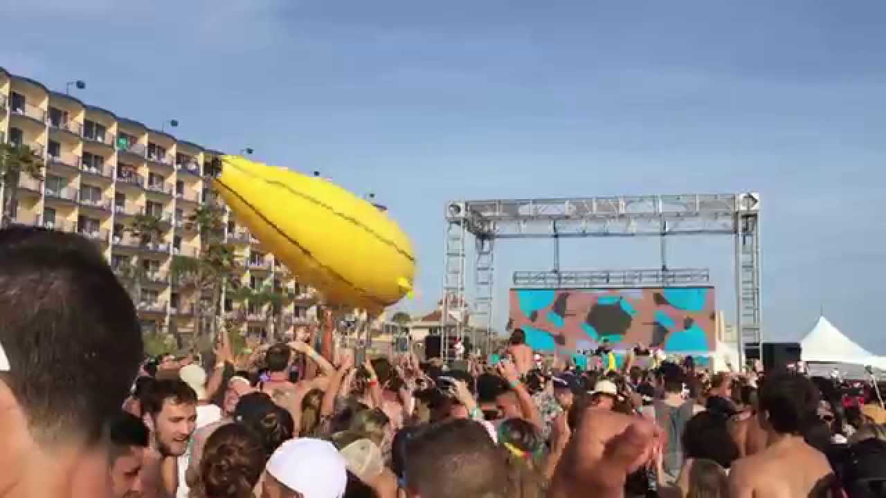 DADA LIFE ~ BANANAS @ SPRING WEEKEND 2015 8D - YouTube