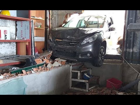 Otomobilin kontrolünü kaybedince önüne aldığı işçiyle duvarı yıktı