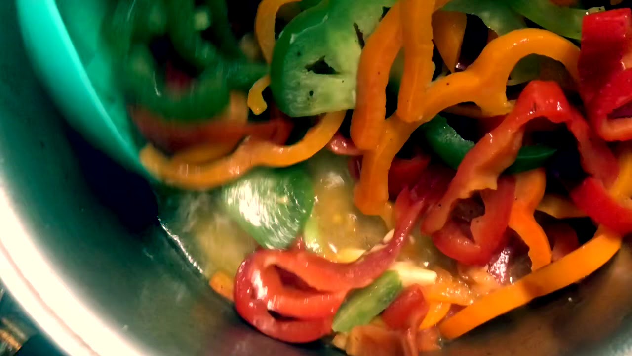 Quick recipe on chicken fajitas & white rice - YouTube