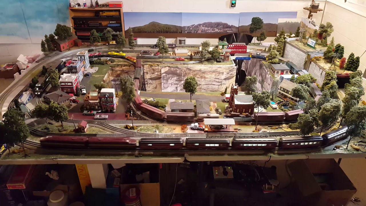 12'x8.5' Lionel Layout Reverse Loop 21 cars? - YouTube
