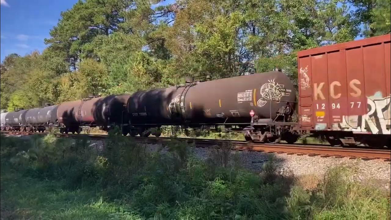 CSX M492 NB Manifest Train At Fast Speed with horn Salute Storage runs out at the end of train ...