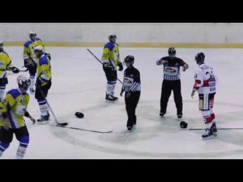 Florian Pedevilla (HCI) vs. Adam Borzecki (Wild Wings) hockey fight