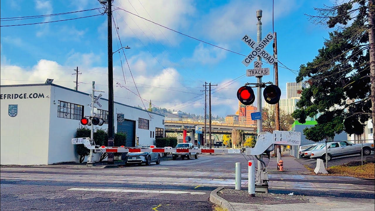 [Sick NEG E-Bell] AMTK 90253 South: SE Main St, Portland, OR - YouTube