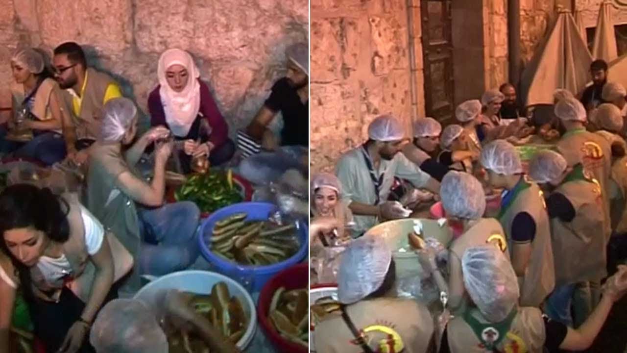 Syria's Christians provide Ramadan meals for Muslim neighbours - YouTube