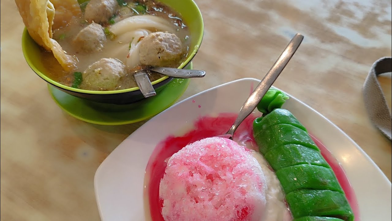 pisang ijo dan bakso samrat - YouTube
