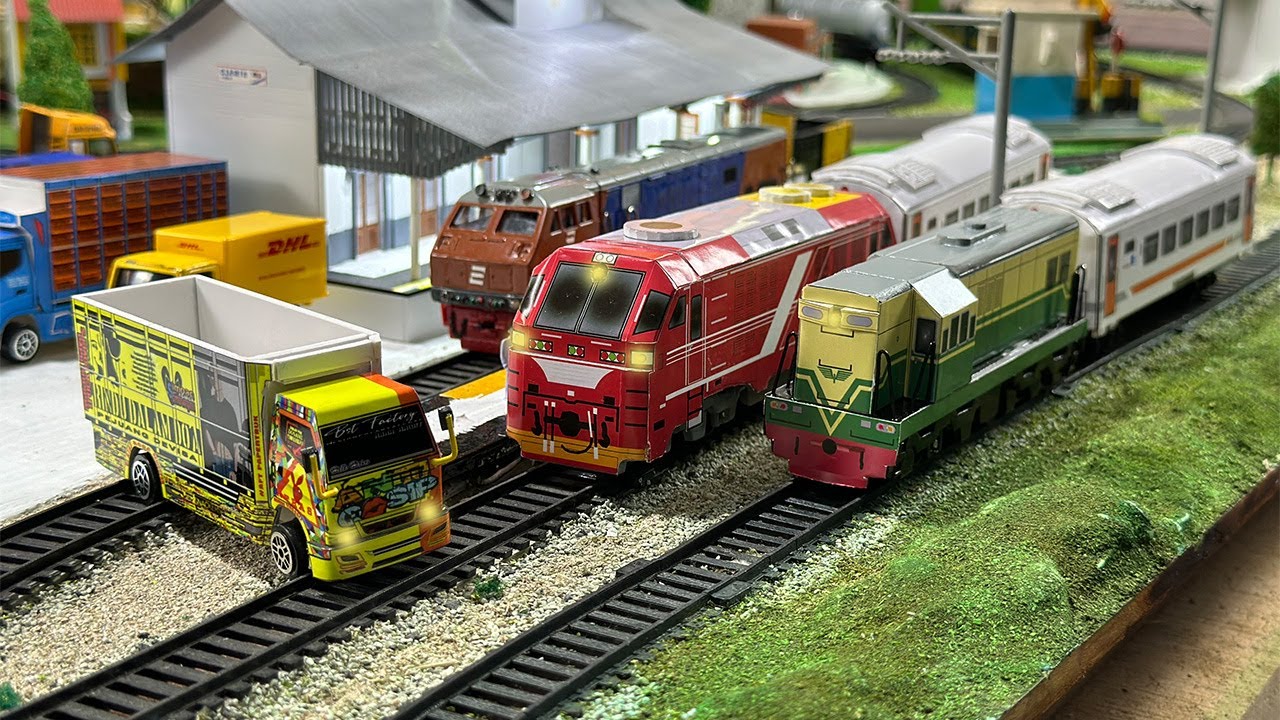 Drama Merakit Kereta Api CC300 & BB200 Anjlok Terguling Menabrak Truk ...