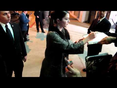 Mary Elizabeth Winstead greets fans at Vanity Fair & Juicy Couture party in Hollywood
