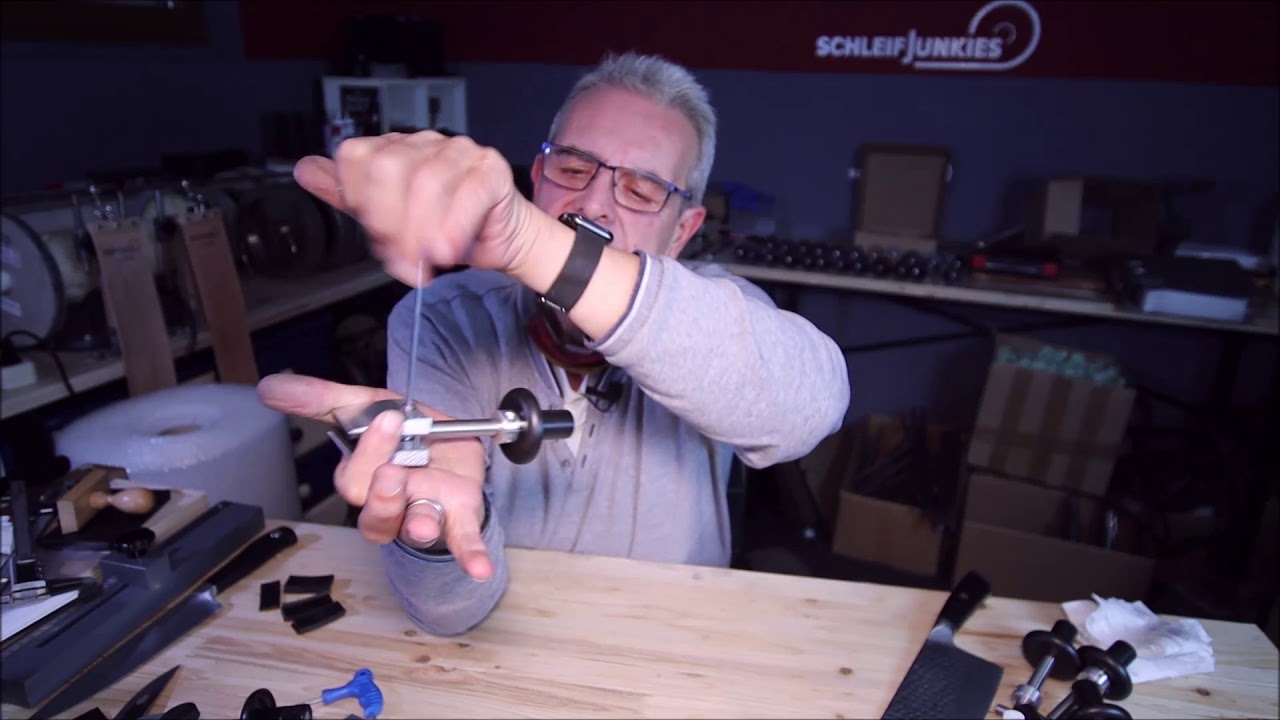 Zusammenbau der selbst zentrierenden Klammer, Assembling the self ...