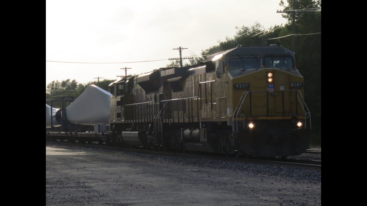 Union Pacific locomotives C40 8W no 9357 and SD70ACe no 8667 - YouTube