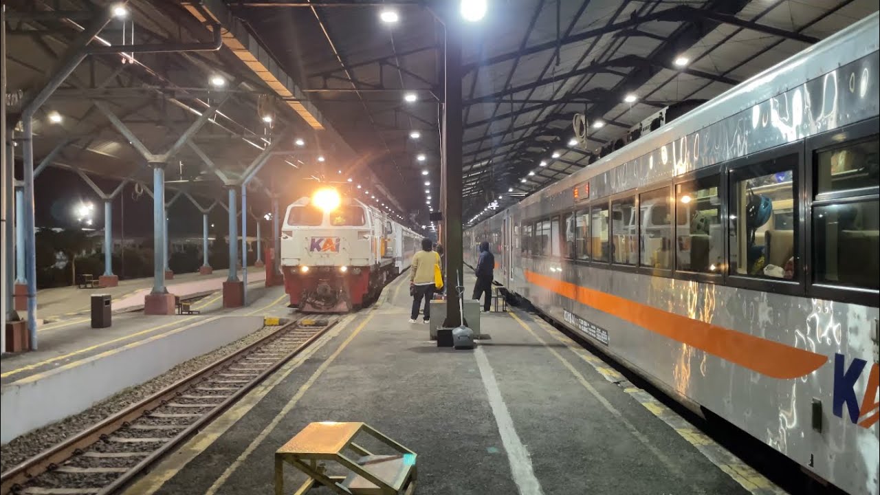 Kereta Api Senja Utama Solo bertemu dengan Kereta Api Jayakarta di ...