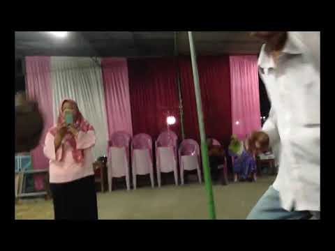 Anak muda dan kakek kakek adu joget di pangung dangdut dengan biduan bohai