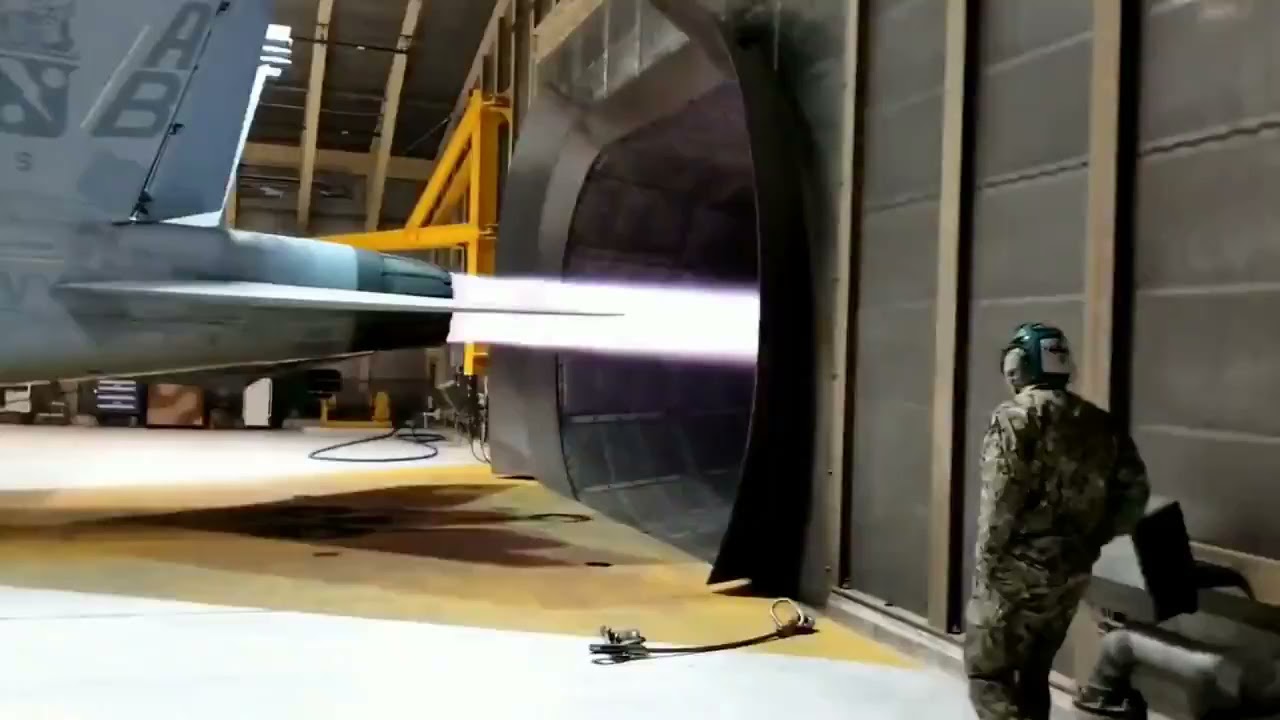F-18 fighter tests its engine.. - YouTube