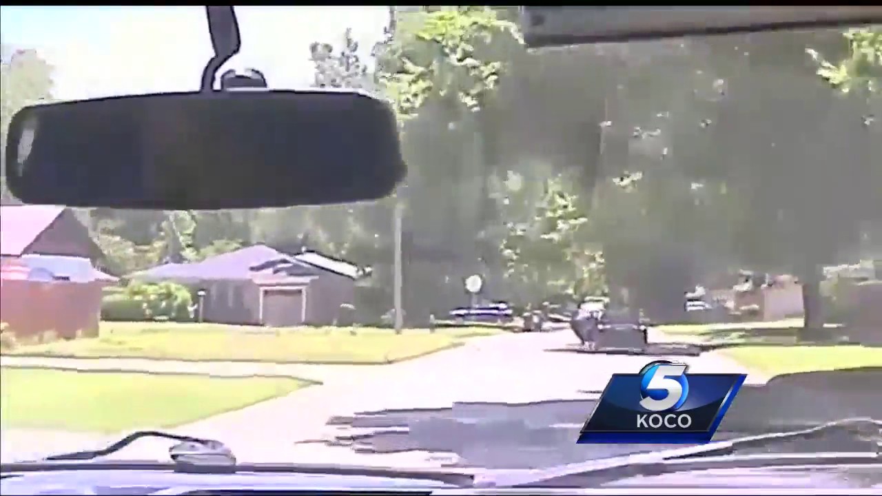 Video: Passengers jumps out of suspect vehicle during police chase ...