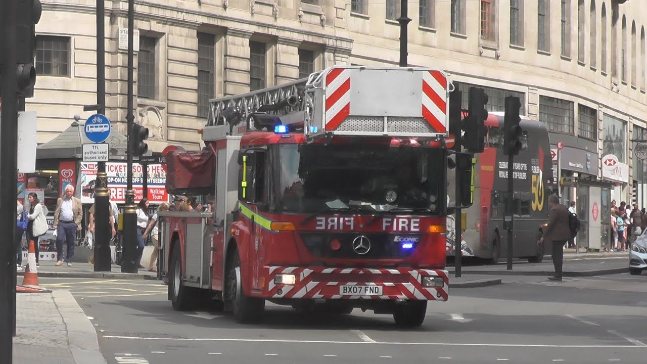 London Fire Brigade Firestation SOHO responding to an unknown call in ...