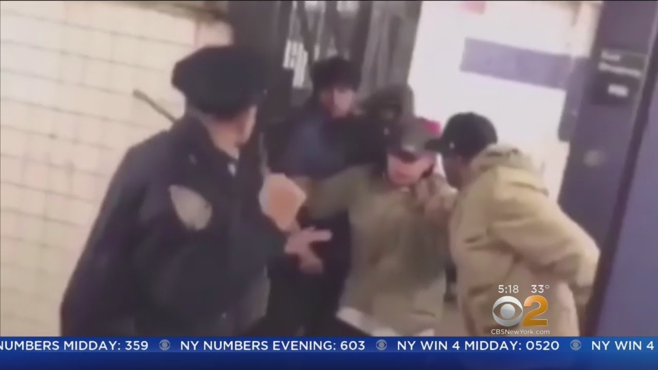 Cop Fights Off Aggressive Homeless Group In Subway - YouTube
