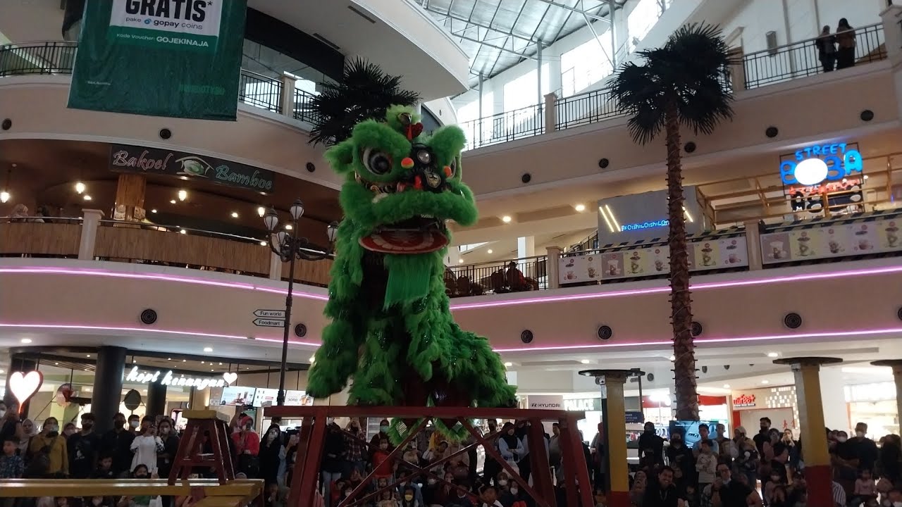 Serunya Pertunjukan Atraksi Barongsai di Mall E-walk Balikpapan - YouTube