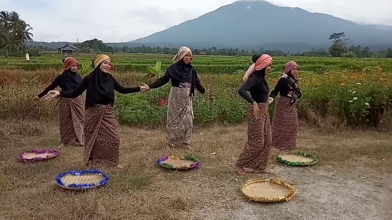 Tari Menampi Beras - YouTube