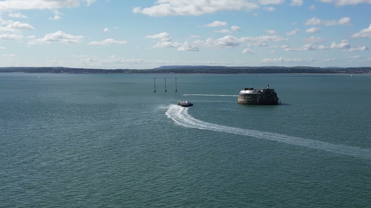 Southsea Hovercraft crossing the Solent - YouTube