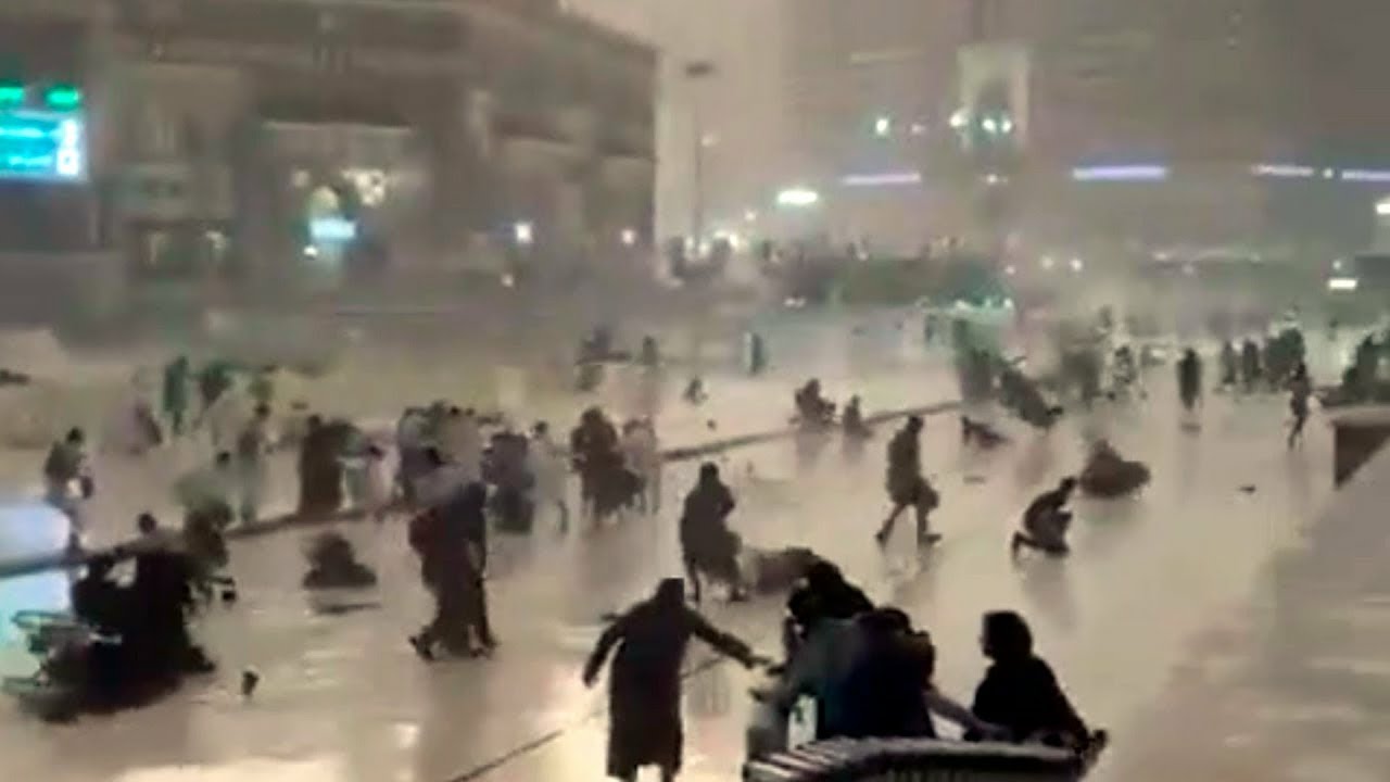Apocalypse in Saudi!! Devastating hurricane blows people away in Mecca ...