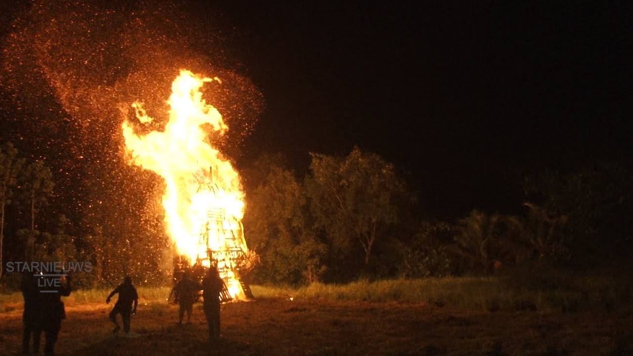 was live: Holika verbranding - YouTube