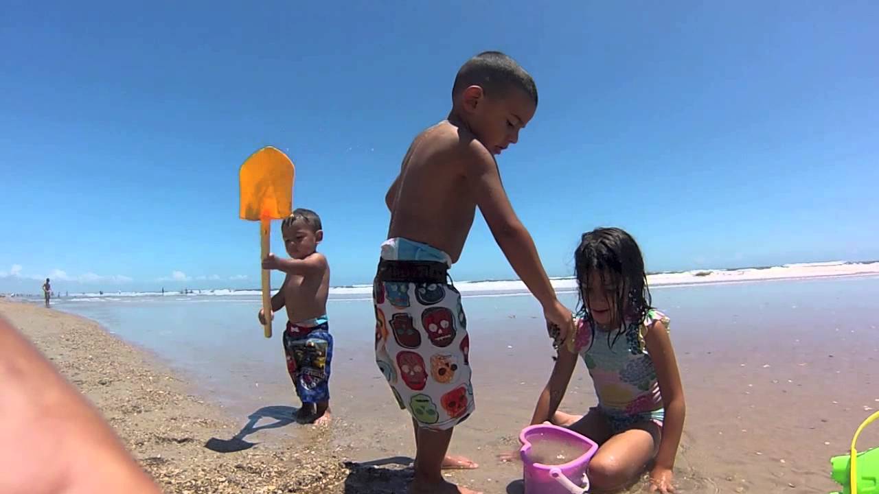 KIds @ the beach - YouTube